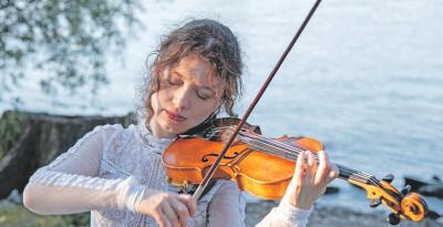 Caroline Adomeit gastiert mit „Musikalische Saitensprünge“ | Taunus ...