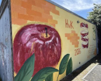 Graue Wand ziert jetzt ein roter Apfel | Taunus-Nachrichten