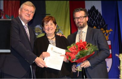 Stadträtin Brigitte Möller nun im Kreis der Ehrenplaketten-Träger ...