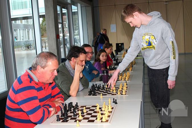 Oliver Stork brilliert mit 19,5:0,5 im Simultan-Schach | Taunus-Nachrichten
